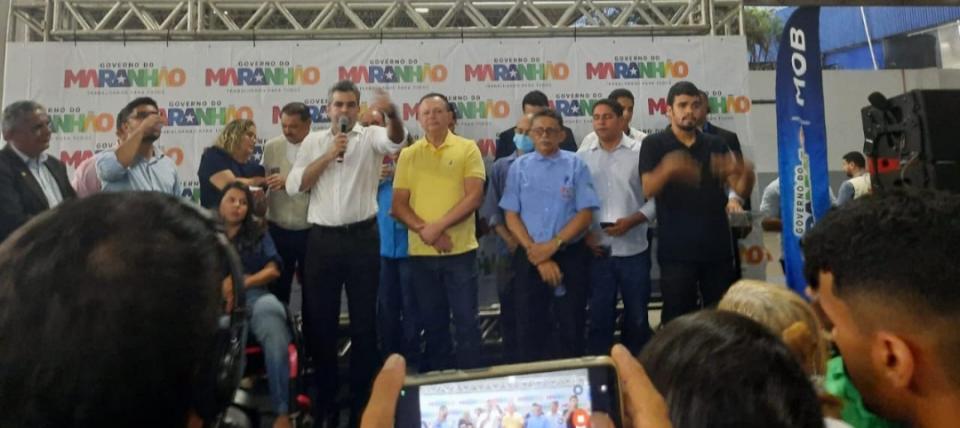 Governador BrandÃ£o entrega aos donos de vans e micro-Ã´nibus ...